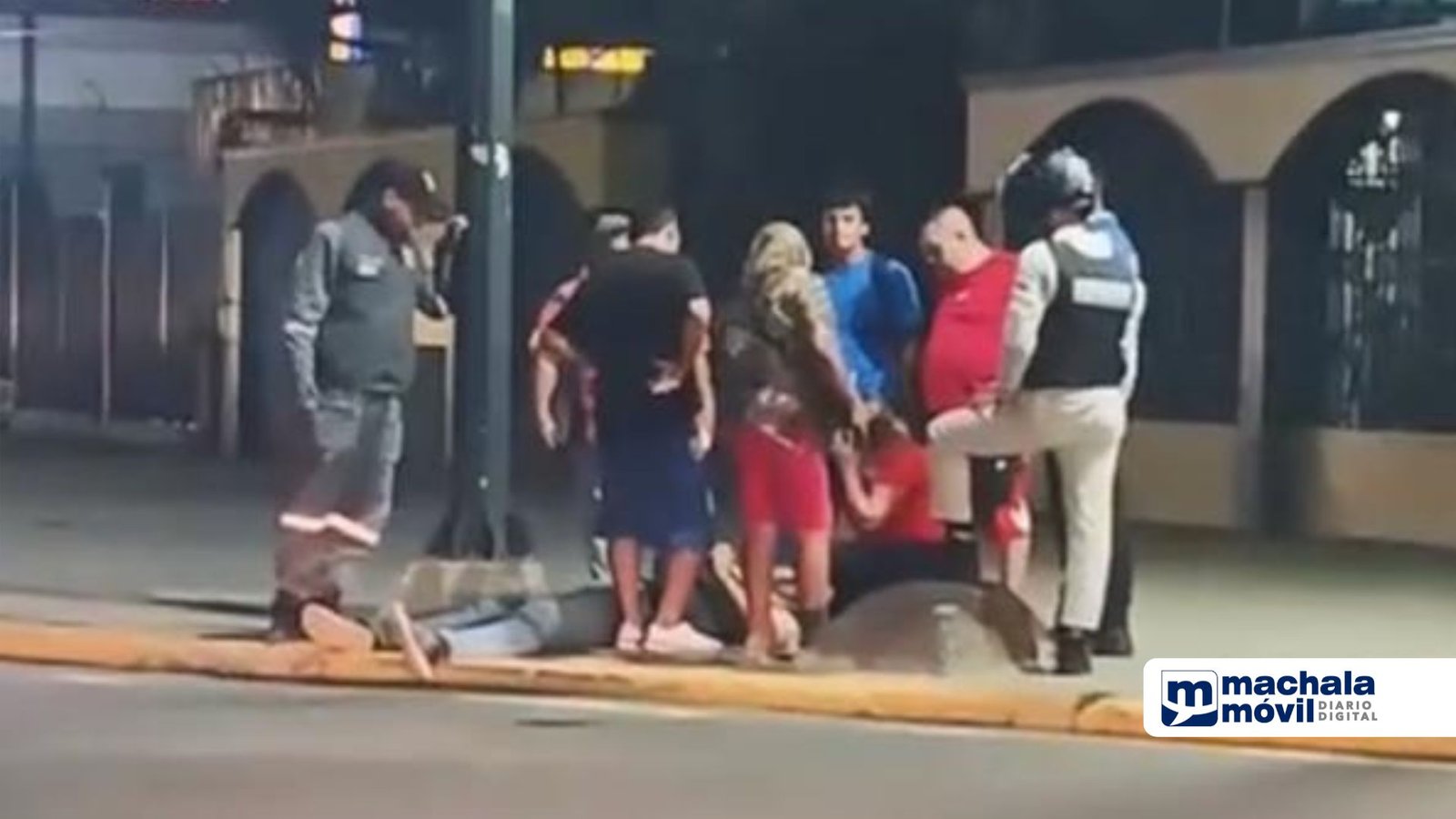 Vehículo se volcó y dejó dos heridos ocurrió en el redondel del ...