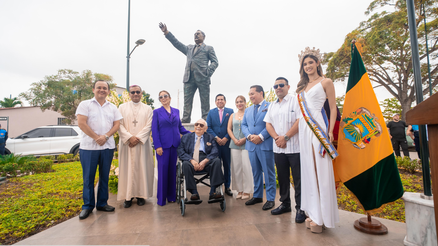 El Alcalde de Machala develó estatua en honor al Dr. Esteban Quirola ...